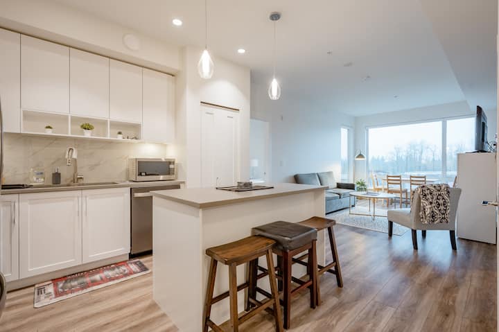 Stunning 2-bed/2-bath Lux Condo In Ideal Location - Langley