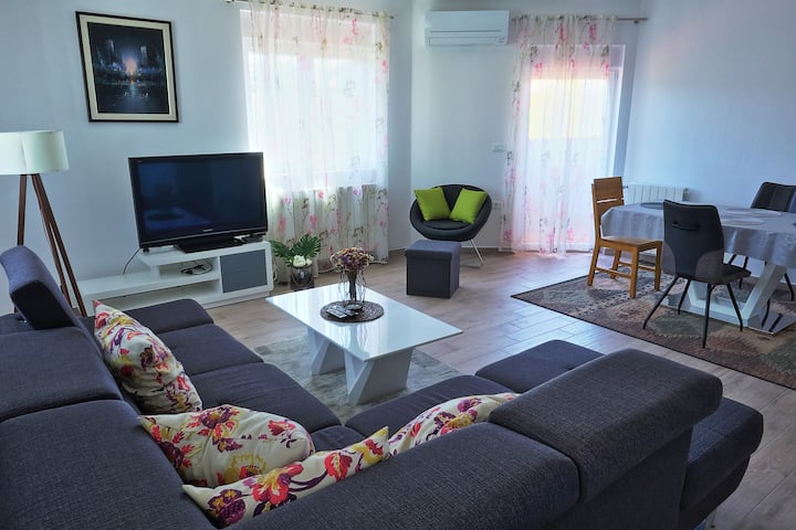 Cozy Two Bedroom Apartment & Parking - Pula