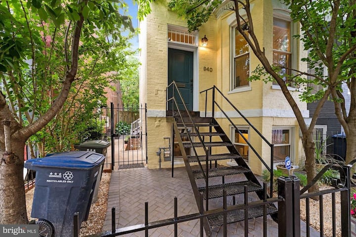 Charming Townhome With Outdoor Deck - Washington, DC