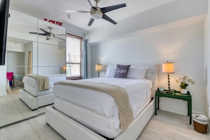 Palm Beach Luxury One Bedroom Condo With Terrace. - Palm Beach, FL