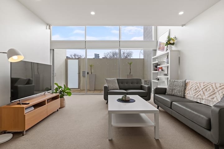 Arty Angas St- Spacious Apartment With 2 Car Space - Adelaide