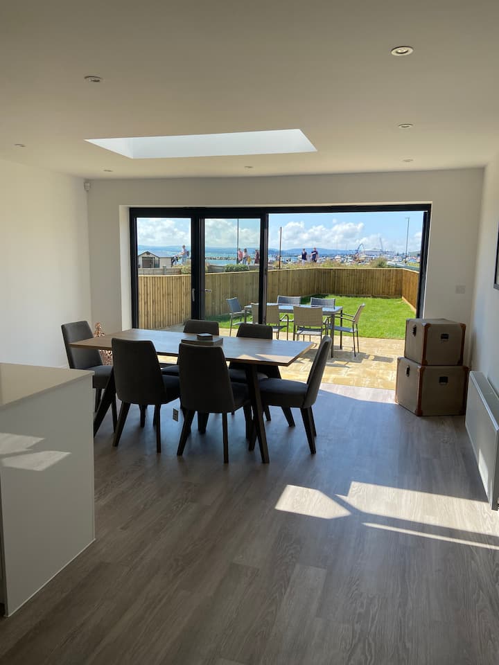 Beautifully Renovated 3 Bedroom Home With Sea View - Poole