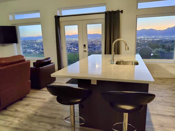 Panoramic City & Mountain Views + Modern Elegance - Utah