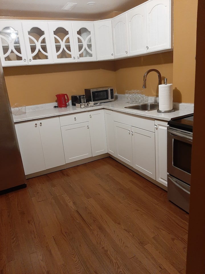 Cheerful Residential Home With Free Parking. - Shelburne