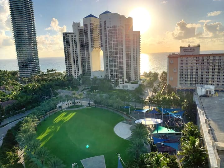 ☀️ Walk To The Beach! 2 Br High Rise Ocean View! 🥂 - Sunny Isles Beach, FL