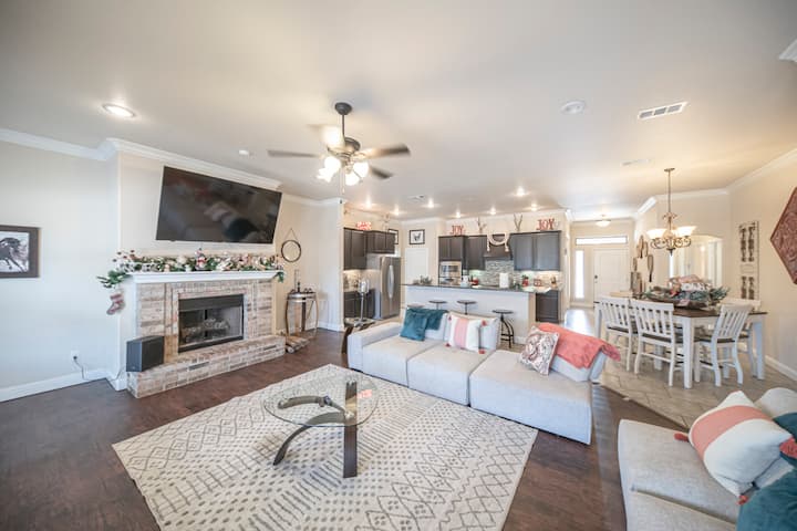 Enormous House With New Backyard - Midland