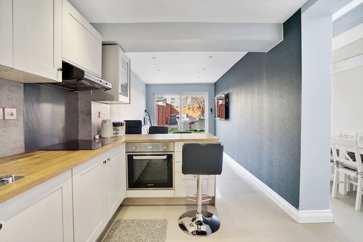 7-bedroom House, 10 Beds, 2 Living Room, 3bathroom - Essex