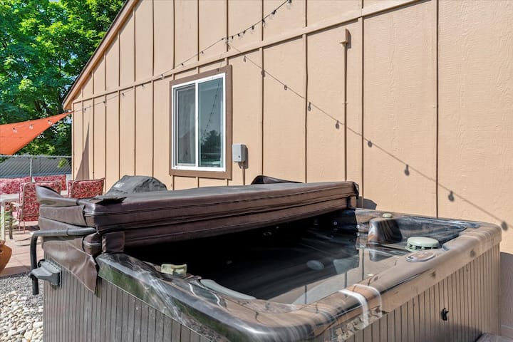 Cheerful 4 Bedroom Home With Hot Tub - Boise, ID