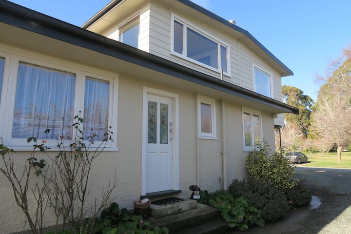 Spacious 4 Bedroom House In The Heart Of Town - Te Anau