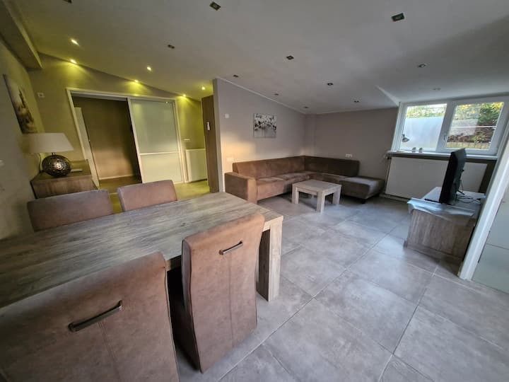 Ruim Appartement, Midden In 'T Dorp! - Vrouwenpolder