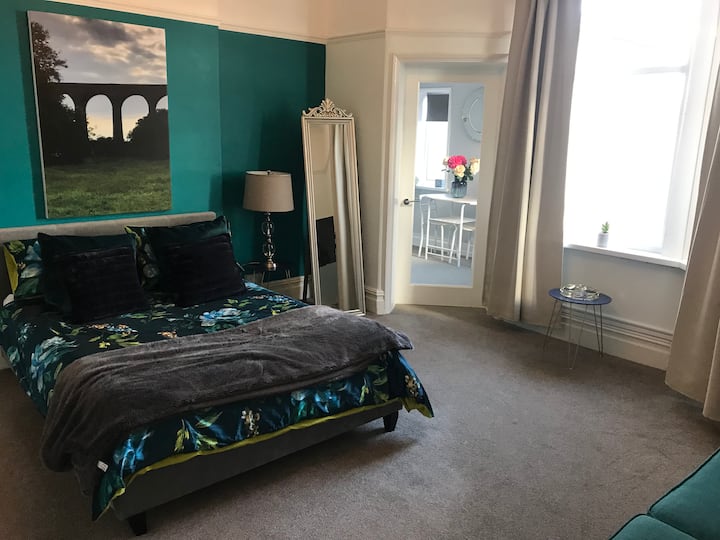 New Stunning 1 Bedroom - Self Contained Apartment - Barry