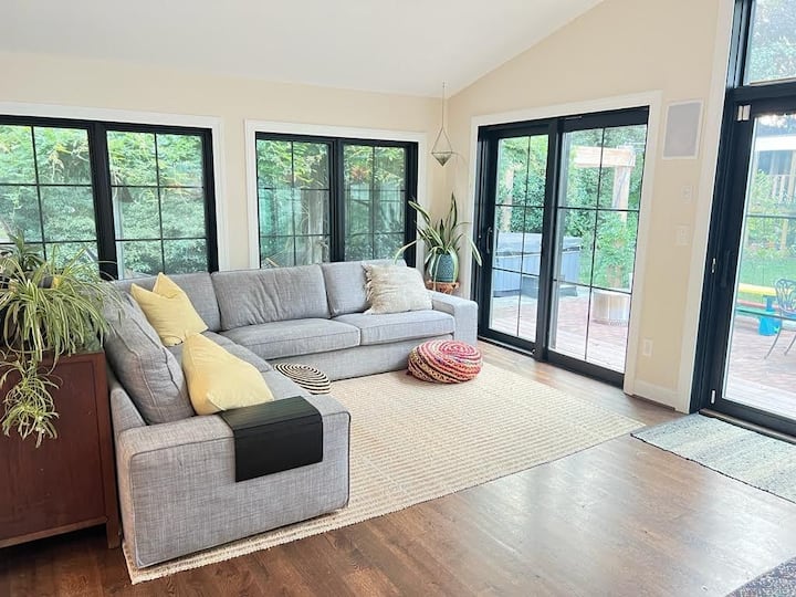 *Updated!* Hot Tub, Outdoor Shower, Walk Downtown - Annapolis, MD