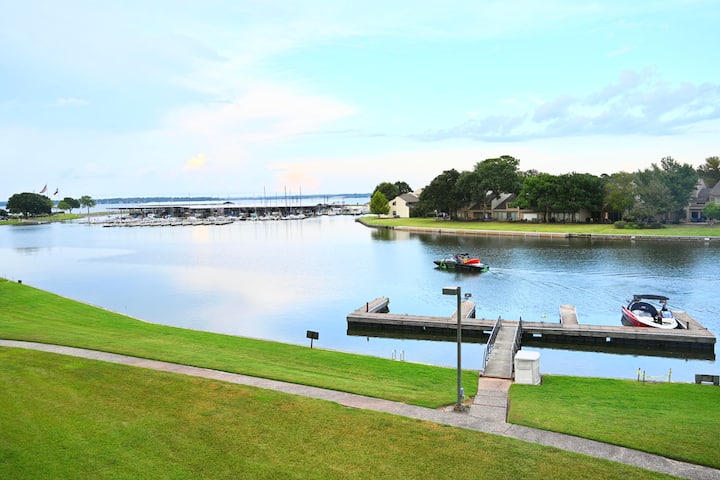 Lake Conroe Waterfront Condo - Conroe, TX
