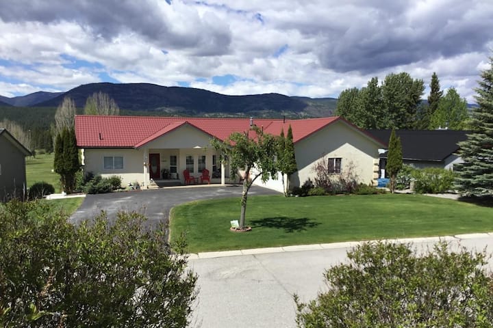 Mountain Views On The Golf Course - 6 Bedrooms - Fairmont Hot Springs