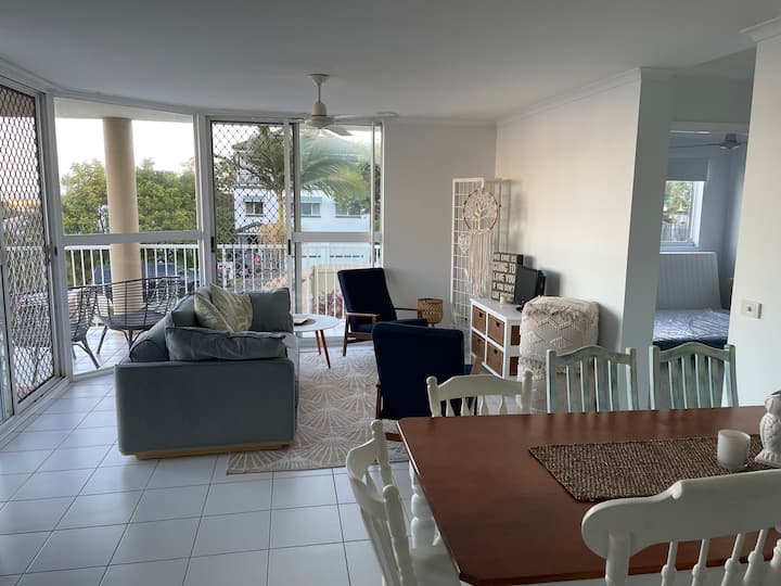 Quaint 2 Bedroom Unit With Water View - Golden Beach