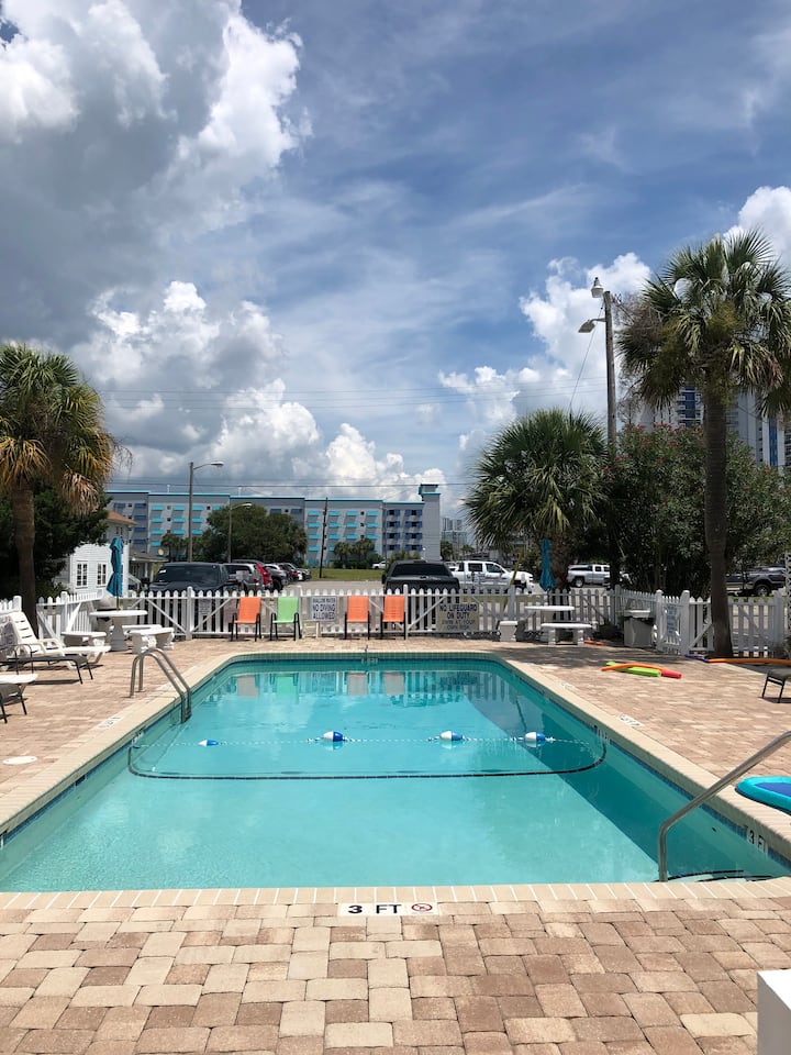 Sun, Sand & Pool! One Block From The Beach! - Myrtle Beach, SC