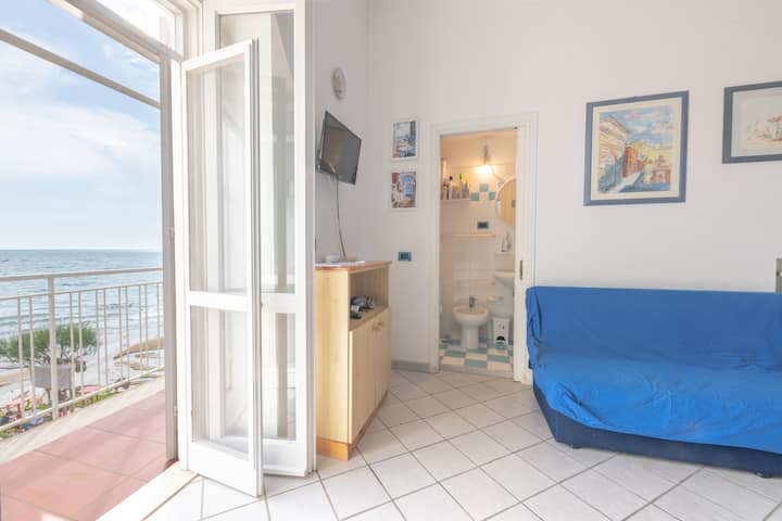 Persy Home: Beachfront & Sea View Balcony - Sperlonga