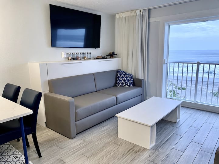 Beachfront Condo Suite W/ Pool, Direct Ocean View - Melbourne Beach, FL
