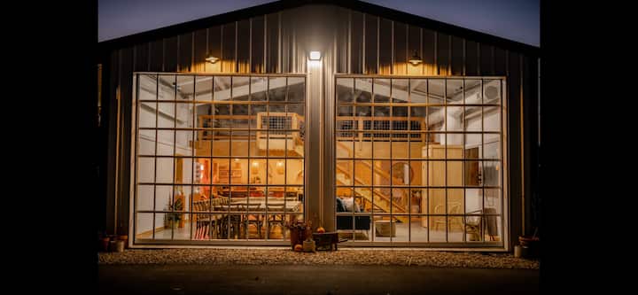 Open-air Barndominium 1-br Loft On Flower Farm - Sevierville