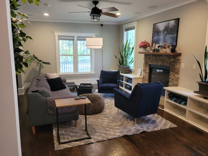 Modern Room With Bathroom Located Downtown, Durham - 더럼