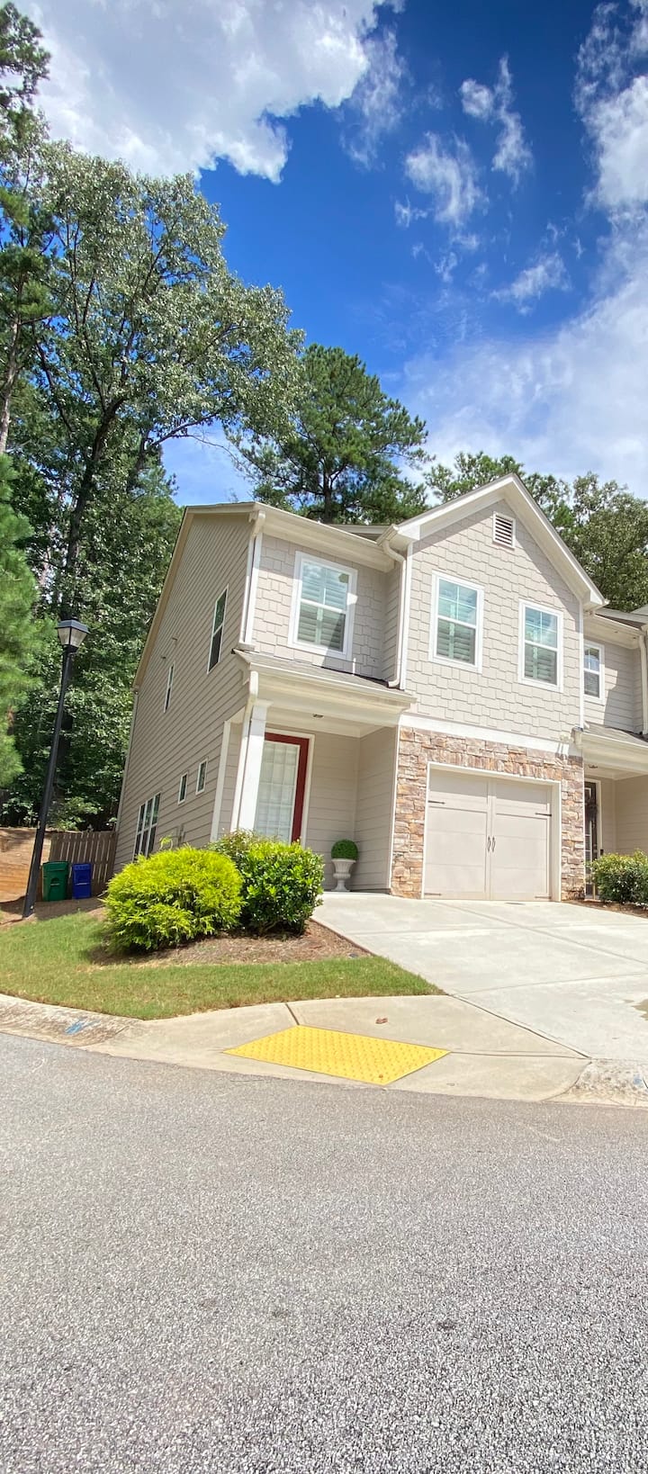 Exquisite Townhome In Excellent Location! - Stone Mountain, GA