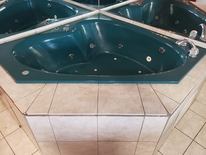 King Bed W/ Jetted Tub Smoking (No-pet) - Henderson, KY