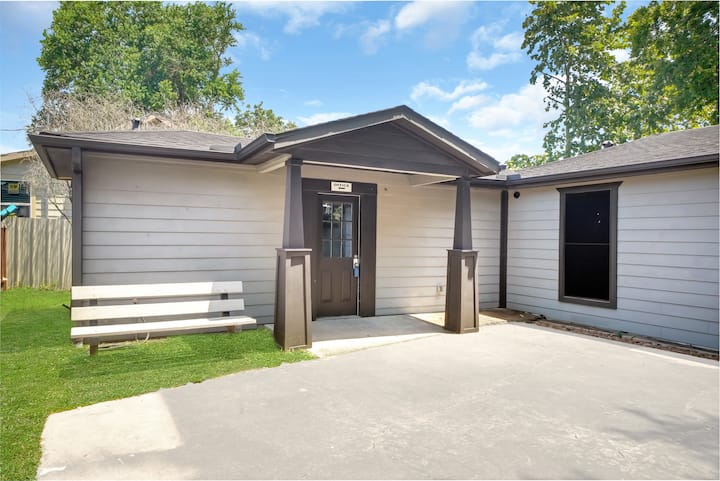 Welcome To Casa Americana, A Cheerful Open Concept - Houston, TX