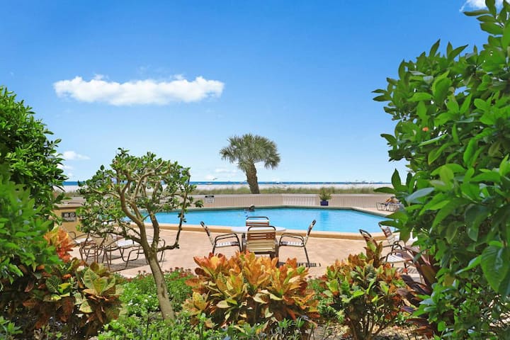 Ocean Front 1st Floor Walkout To Beach And Pool - Marco Island, FL