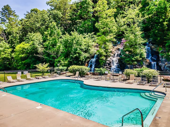 Luxury Resort: 4 King Beds, Pool, Games. 7m To Pf. - Pigeon Forge, TN