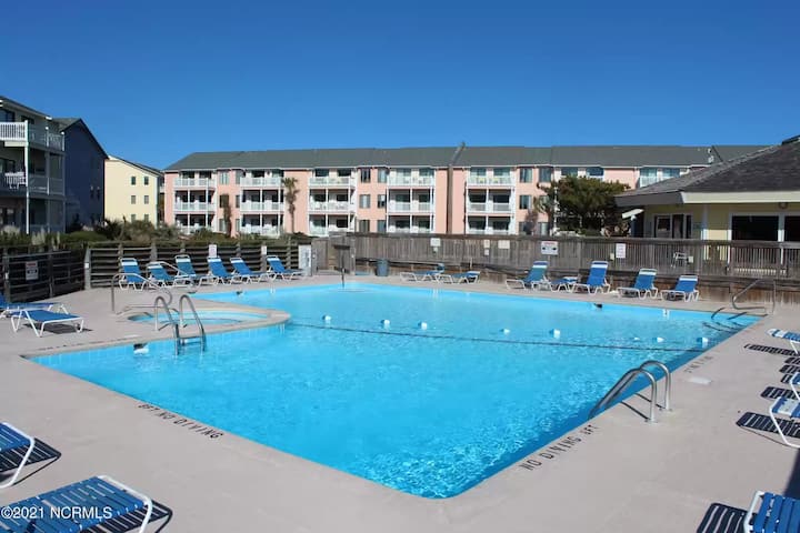 3 Bedroom Condo Indoor  Outdoor Pool Beach Access - Emerald Isle, NC