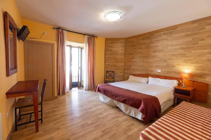 Superior Double Room In Puerta De Alcázar Hostel - Ávila