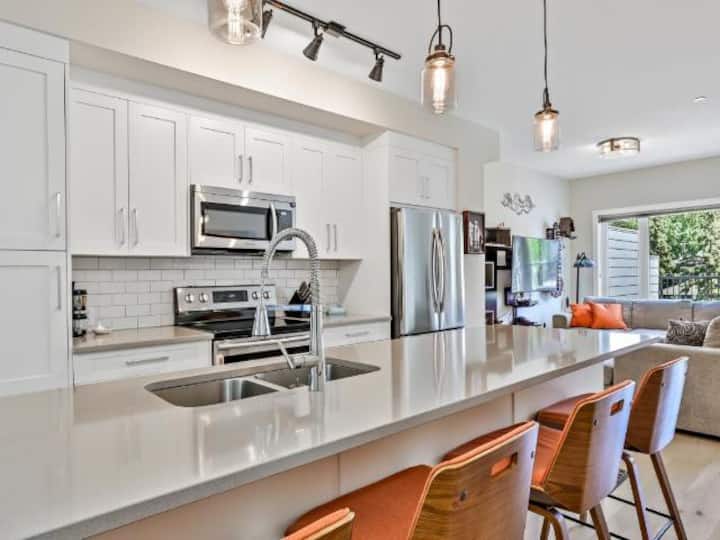 2 Br/2bth Townhome, Ac, Private Garage - Central - Canmore