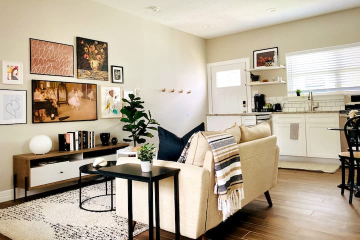 Heights Boutique Studio | Walkable + Cozy - Bayou City Art Festival