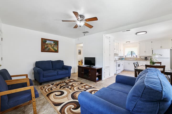 Cozy 2-bedroom Near Sequoias - Visalia, CA