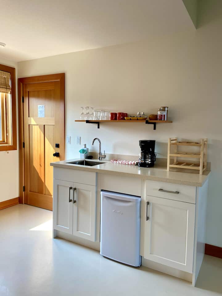 Sunset Lookout Suite (1 Of 2) - Summerland