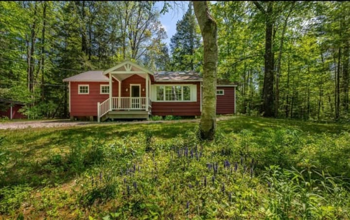 Stockbridge: Fall Foliage- 3br/2ba Cottage By Lake - Lenox, MA