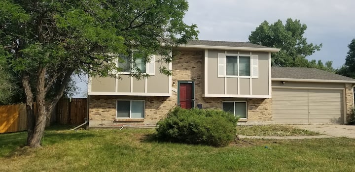 Cheerful 4 Bedroom Home With Yard & Nearby Parks. - Broomfield