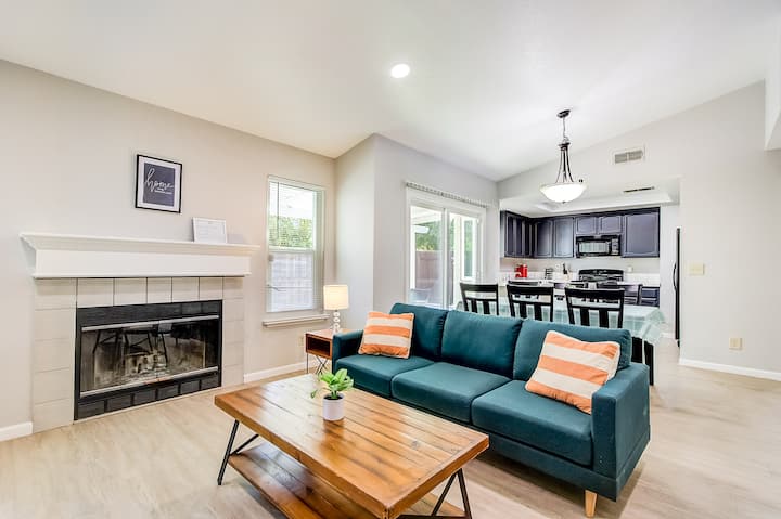 Quiet And Comfy Home | 70" Smarttv | Close To Everything - Elk Grove