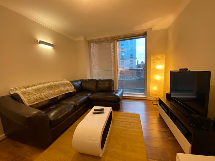 2 Bed City Flat With Balcony 1 Min From Station - Berkshire