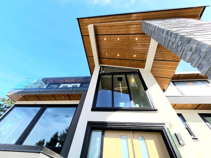 Modern, Contemporary 2 Bedrooms, Private Suite - New Westminster