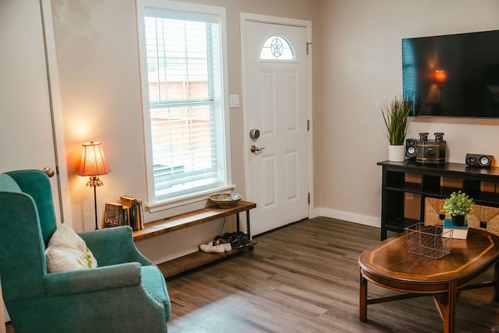 New Renovated 2-bed 1-bath Unit W/ Free Parking - Austin, TX