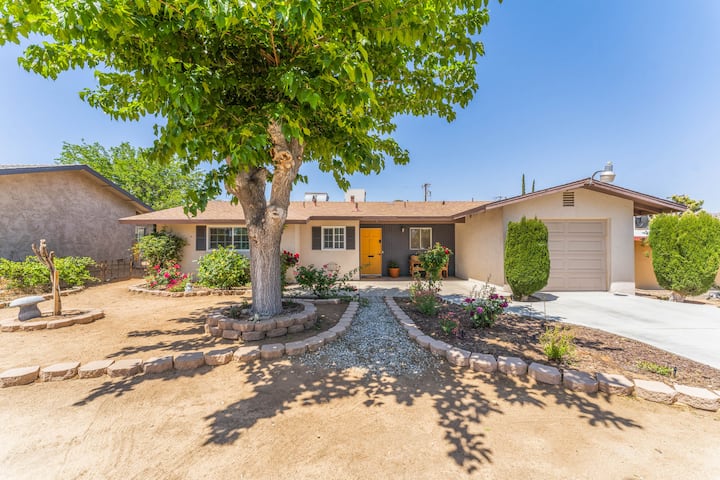 Casa Mariposa W Hot Tub, Bbq, Fire Pit, Yard, Pool - Yucca Valley, CA