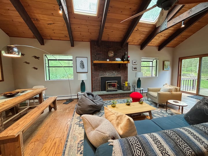 3-br Cottage | Game Room, Firepits, Lake Nearby - Highland Lake, NY