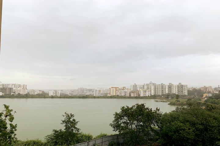 Cozy Lakeview Apartment - Pune