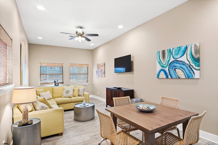 Cozy 2 Bedroom Condo I Steps To Beach & Grill - Port Aransas, TX