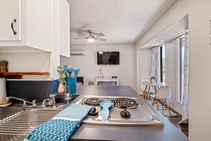 Bastrop Bungalow Bright & Cozy Getaway, Unit C - Bastrop, TX