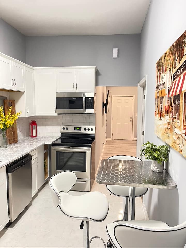 Family Friendly | Free Parking | Wifi | Spacious - Louisville, KY