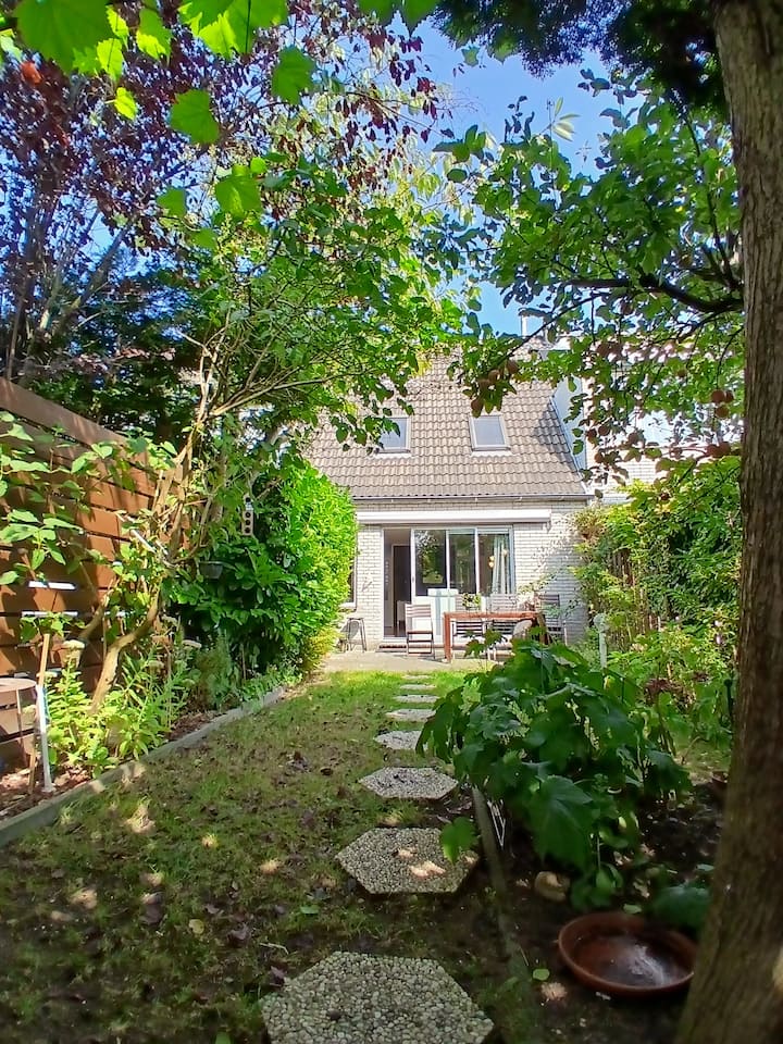 Lovely Home W/ Garden In Nature - ライデン