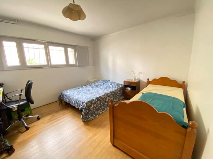 Chambre 2 Lits Dans Maison Avec Jardin. Cuisine… - Bordeaux