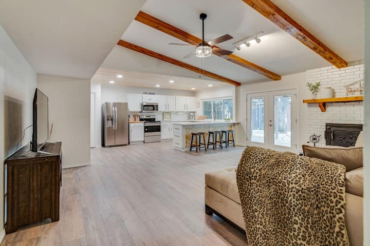 Gorgeous Renovated 3 Bedroom Perfect For Hosting! - Euless, TX